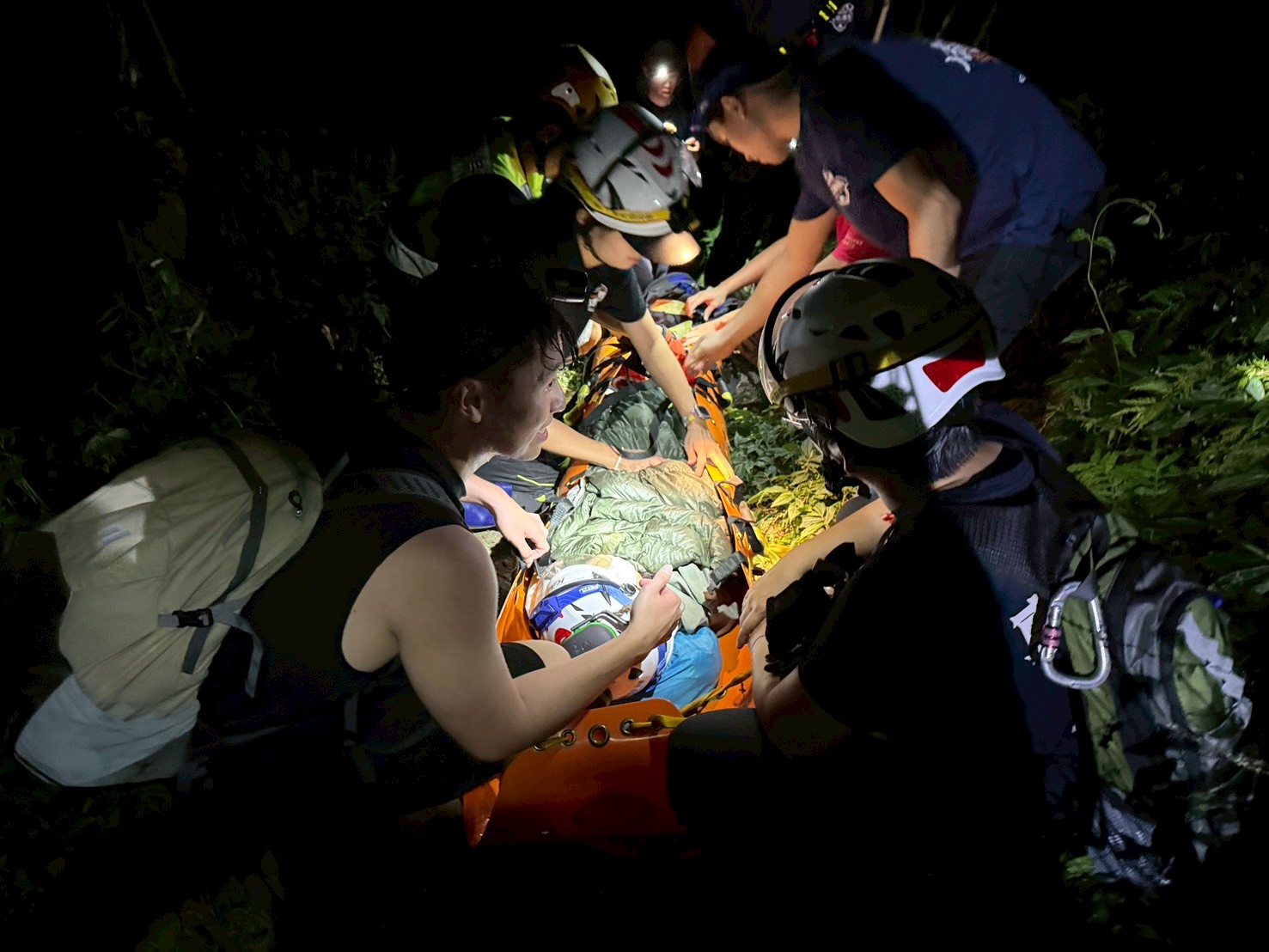 台東都蘭山傳登山意外！6旬婦跌倒撞到頭狂嘔吐 消防隊打造「行動急診室」處置 - ENN台灣電報