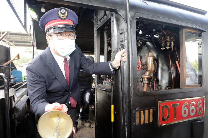 活動王-台鐵DT668國王號今啟動台南遊 黃偉哲化身帥氣站長迎接鐵道迷-視傳媒